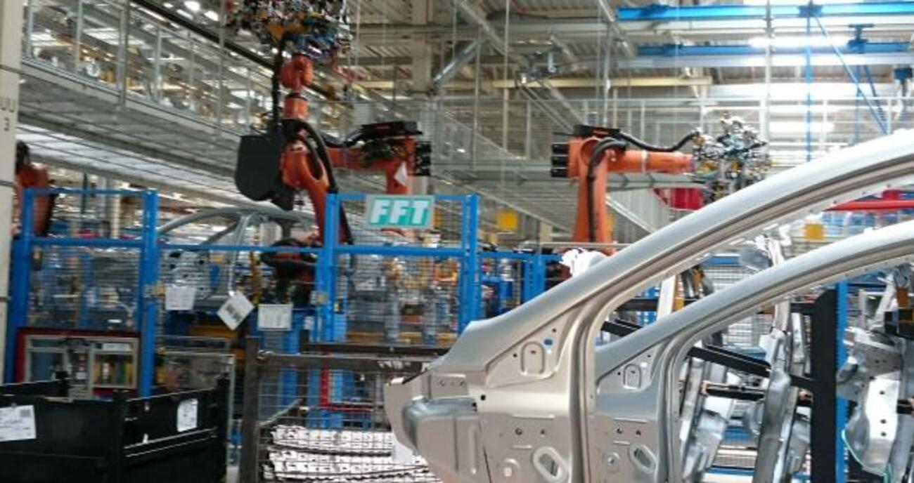 Un ejército de robots trabajan en las fábricas de coches Un ejército de robots trabajan en las fábricas de coches