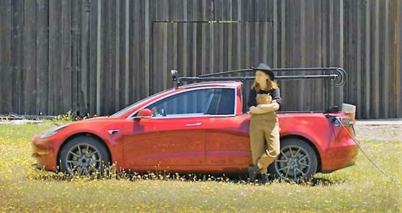 Una 'youtuber' destroza un Tesla Model 3 en 'pick-up'